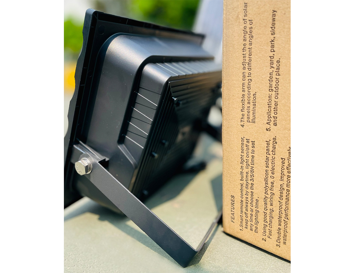 Đèn năng lượng mặt trời Kazaki KZ-FLT08-100W - META.vn